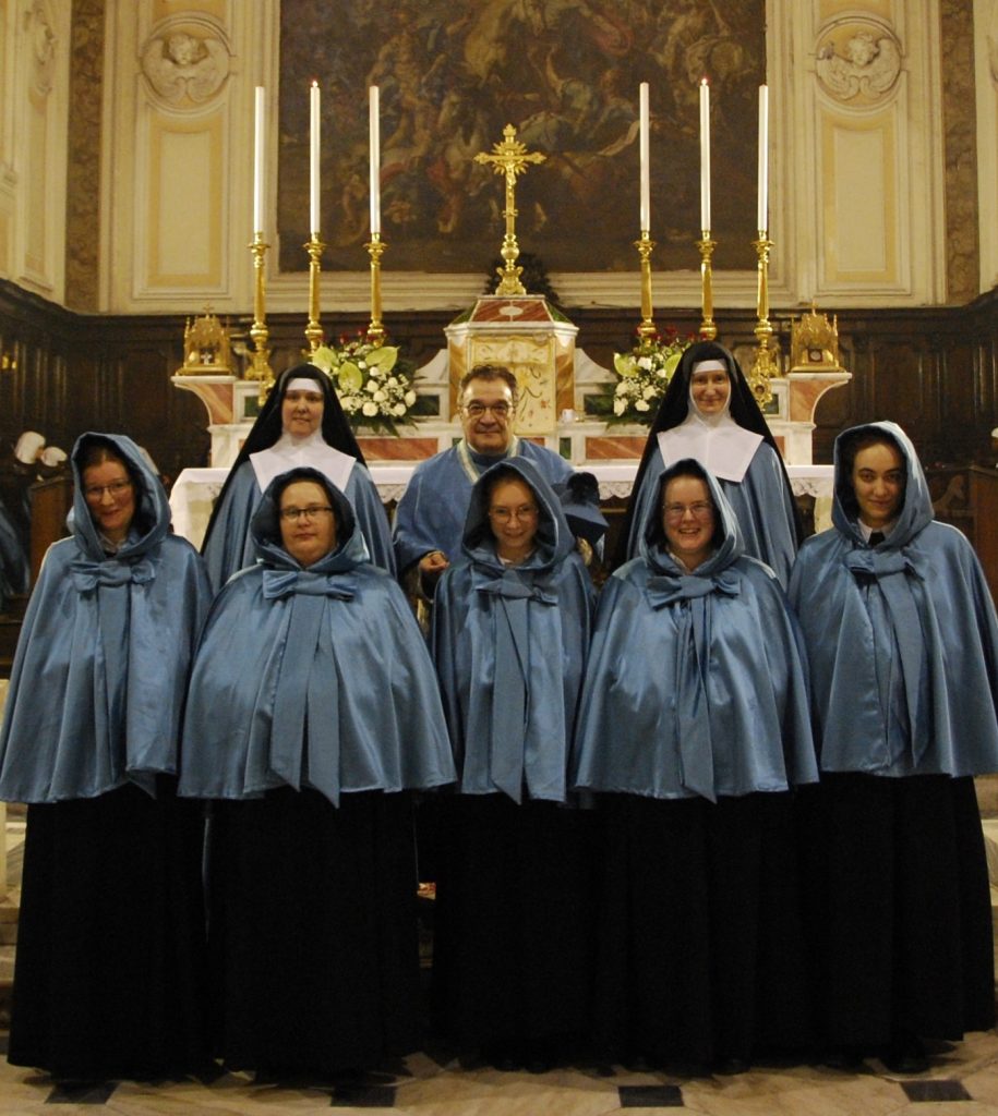FIVE NEW POSTULANTS FOR THE SISTERS ADORERS - Institute of Christ the ...